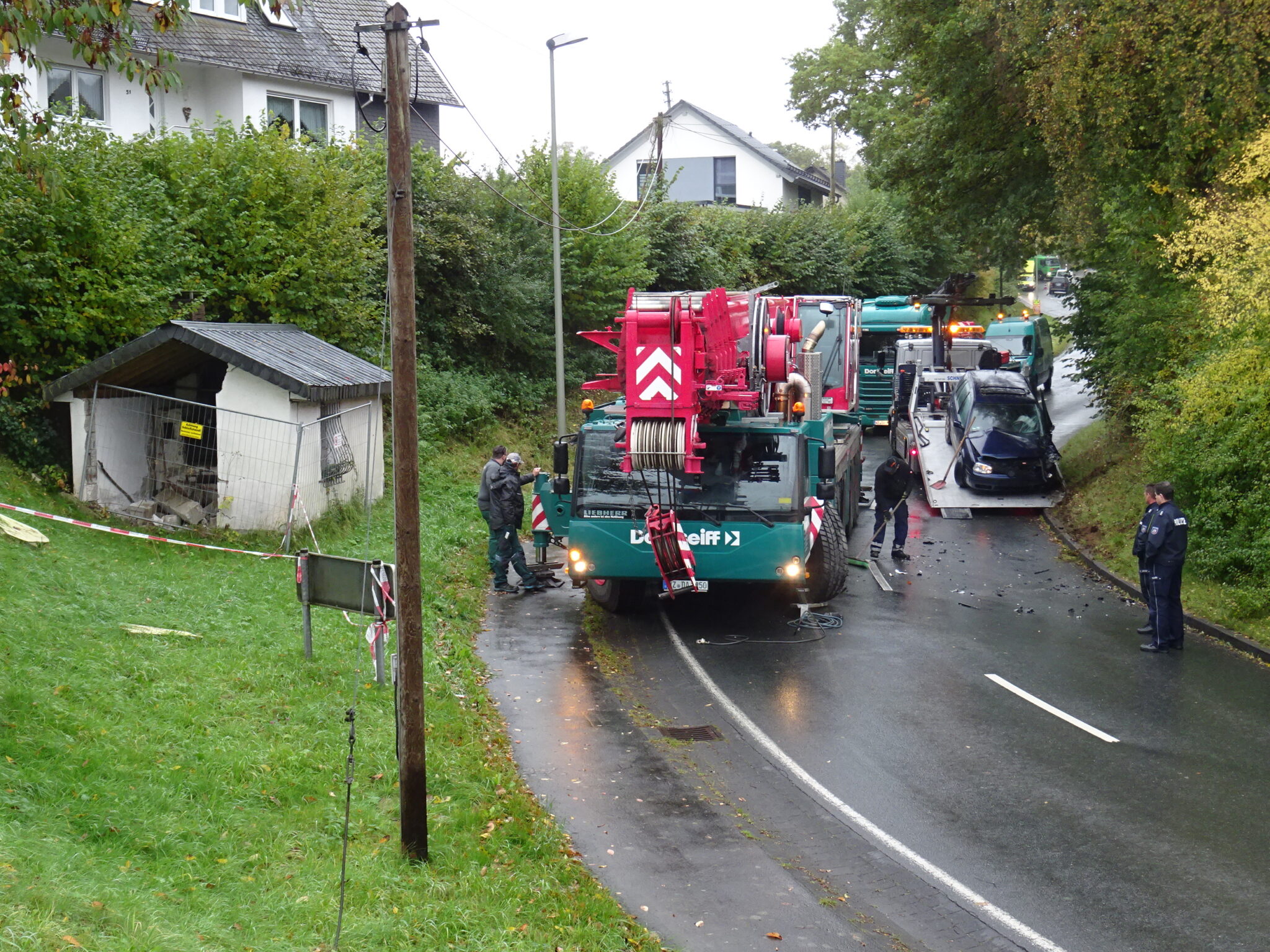 Schwerer Unfall in Irmgarteichen: Auto kollidiert mit Schwerlastkran ... Schwerer Unfall in Irmgarteichen: Auto kollidiert mit Schwerlastkran ...